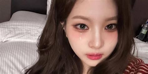 트리플에스 하연 몽환적인 무드의 레드 스트라이프룩 K스타패션