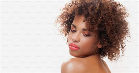 아름 다운 젊은 아프리카 계 미국인 흑인 여자를 근사 아름다움 초상화입니다 아프리카 헤어스타일 글래머 메이크업 흰색 배경입니다 스튜디오 촬영 사진