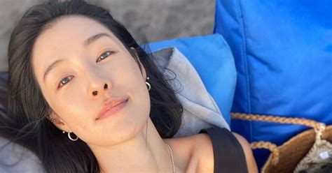 가희 해변서 가슴 뻥 뚫린 원피스입고 여신미 발산