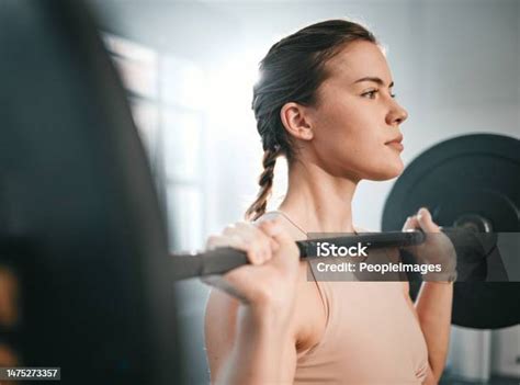 체육관 운동 바벨 운동 또는 근육 피트니스 수행 근력 운동 또는 보디 빌딩을하는 여성 강한 소녀 건강 생활 방식 및 파워리프팅 운동 선수 사람 또는 보디빌더 역도 18 19