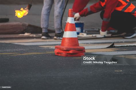 라인 스트라이핑 기계로 새로운 노면 표시를 만드는 과정 작업자는 도시 기반 시설을 개선하고 아스팔트 포장에 뜨거운 용융 페인트로 횡단보도의 경계 표시 3 명에 대한 스톡