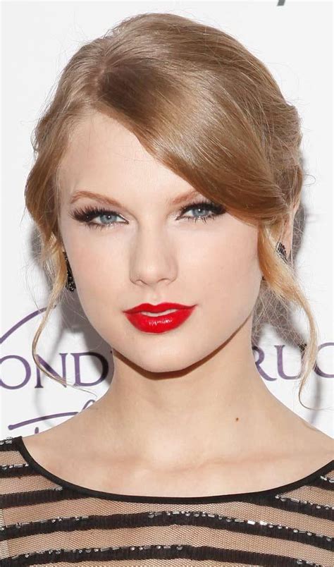 Taylor Swift Hairstyles Updo