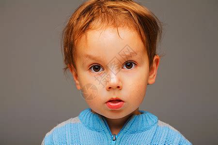 惊喜男孩的肖像童年快乐男孩们孩子们儿子孩子幸福蓝色毛衣男性高清图片下载 正版图片320208707 摄图网