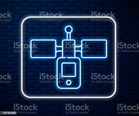 벽돌 벽 배경에 고립 된 빛나는 네온 라인 위성 아이콘 벡터 0명에 대한 스톡 벡터 아트 및 기타 이미지 0명 개념 과학