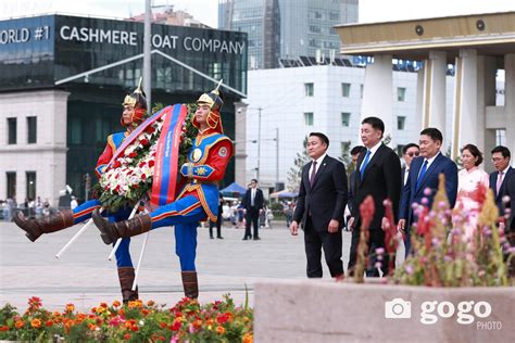 Жанжин Д Сүхбаатарын хөшөөнд цэцэг өргөж Их эзэн Чингис хааны хөшөөнд хүндэтгэл үзүүллээ