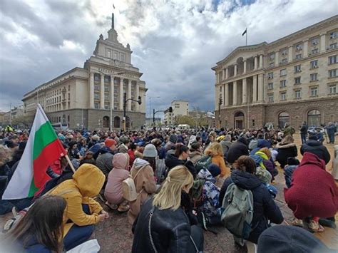 Протест в София в памет на загиналите на пътя деца Видео снимки