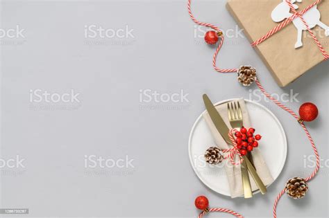 밝은 회색 탁상에 흰색 접시 황금 칼붙이 와 Xmas 장식 축제 테이블 설정 0명에 대한 스톡 사진 및 기타 이미지 0명 공휴일 구 Istock