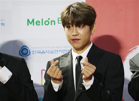 워너원 박우진 양손 하트 포토 민중의소리