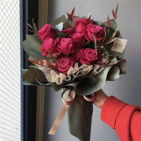 عکس پروفایل دسته گل و هدیه در دست دختر عکس پروفایل فیک