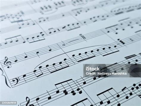 흰색 배경에 복잡한 악보가 특징인 악보로 작곡 및 학습 개념을 위한 다양한 음표와 음자리표를 표시합니다 0명에 대한 스톡 사진 및 기타 이미지 Istock