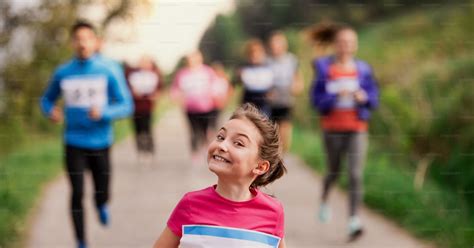 자연에서 경주 경쟁을 운영하는 활동적인 다세대 사람들의 큰 그룹 사진 Unsplash의 달리기 이미지