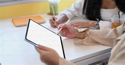 두 명의 사업가와 디지털 태블릿으로 일하고 회사 사업에 대해 논의합니다 사진 Unsplash의 태국 이미지