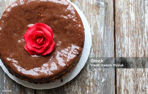 수 제 스폰지 케이크 초콜릿 설탕 프로 스 팅으로 카 카오 Ganache 유약 작은 케이크 붉은 설탕 장미 장식 Homt 과자입니다 달콤한 디저트입니다 귀여운 생일 케이크