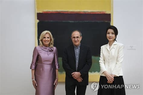 韩美第一夫人访问美国家美术馆 韩联社