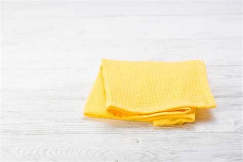 흰색 나무 테이블에 고립 된 노란색 냅킨 공간을 복사합니다 전선 0명에 대한 스톡 사진 및 기타 이미지 0명 갈색 고급 요리 Istock