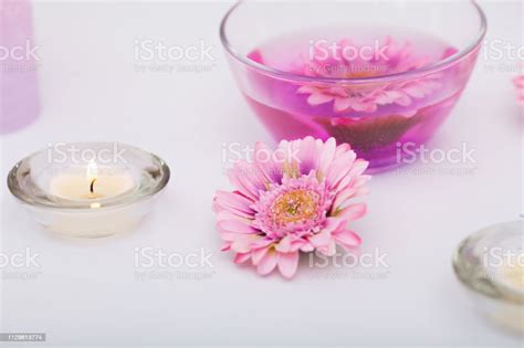 네일 케어 뷰티 살롱에서 자연 손톱의 아름 다운 여자의 근접 촬영 여성 몸을 담글 손톱에 투명 한 유리 그릇 물 가득한 실내 스파 매니큐어 개념입니다 높은 해상도 가꿔주기에