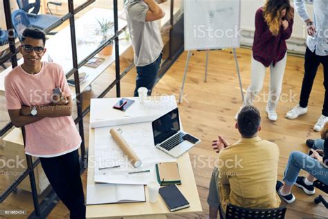 그래픽의 숙련 된 남성 회원의 오버 헤드 보기 디자인 사무실에서 청사진 스케치를 만들기 위한 작업 과정 사용 하는 고정 및 현대 기술로 데스크톱 근처에 서 기관 건축가에