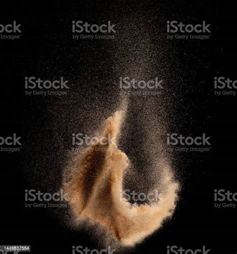 작은 크기의 좋은 모래 비행 폭발 황금 곡물 파도가 폭발합니다 추상 구름 비행 노란색 모래가 공기 중에 실리카를 튀깁니다 검은색 배경 격리된 고속 셔터 프리즈 샷 던지기