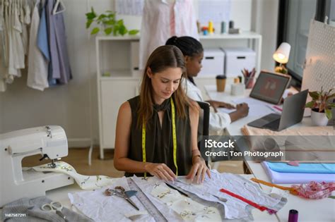 워크숍 스튜디오에서 함께 일하는 패션 디자이너의 행복한 커플 2명에 대한 스톡 사진 및 기타 이미지 2명 공예 다중 색상 Istock