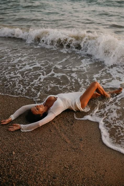 Фото на берегу моря на пляже Beach Photoshoot Beach Photo Session Beach Fashion Shoot