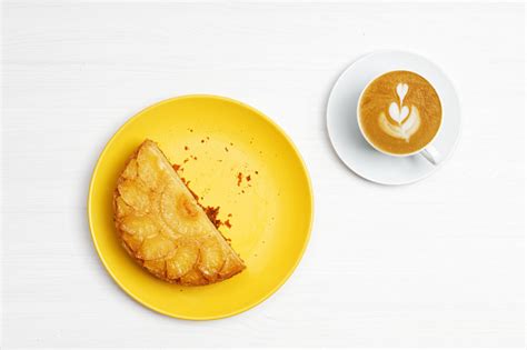 홈메이드 파인애플 거꾸로 케이크의 절반과 흰색 나무 테이블에 커피 카푸치노 한 잔 맨 위 보기 공간을 복사합니다 0명에 대한 스톡 사진 및 기타 이미지 Istock