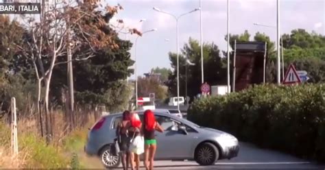 Italia Piețe de sex cu ROMÂNCE în Bari Pe urmele rețelei de trafic de carne vie și