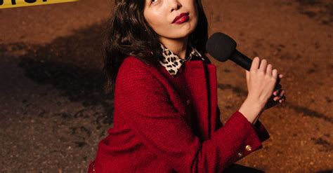 거리 거리 장면 기록한 것 기자 복장 긴급 속보 뉴스 뉴스 보도 뉴스 수집 도시 도시 경관 도시 설정 도시 환경 도시의 불빛 라이브 리포트 리포터