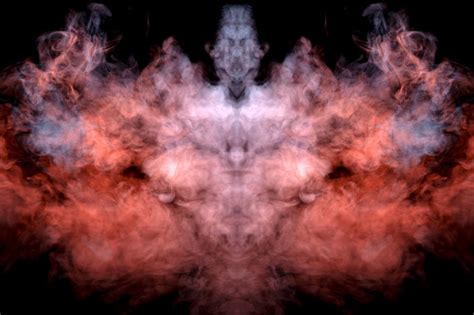 빨간색과 흰색의 공포 영화에서 고립 된 검은색에 두려움의 느낌을 만드는 송곳 니와 귀신의 얼굴 모양에의 색깔된 연기의 신비로운 패턴입니다 개념에 대한 스톡 사진 및 기타