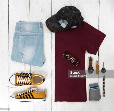 유행 개념 운동 화 티셔츠 데님 반바지 시계 선글라스 모자 열쇠 고리 주요 자동차 양말 및 백색 나무 배경에 팔찌와 남자의 옷 팩 샷 평면도 남자에 대한 스톡 사진 및 기타