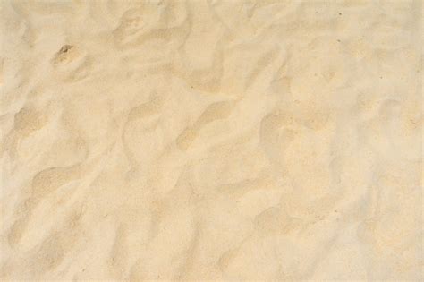 Мелкий пляжный песок под летним солнцем | Премиум Фото