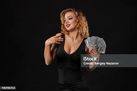 검은 색 스튜디오 배경에 서 그녀의 손에 백 달러 지폐의 팬을 들고 포즈 어두운 드레스생강 소녀 카지노 포커 클로즈업 개념에 대한 스톡 사진 및 기타 이미지 Istock