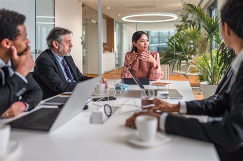 컨퍼런스 테이블 뒤에 앉아있는 다양한 비즈니스 동료 그룹 업무 회의에 대한 스톡 사진 및 기타 이미지 업무 회의 심각한