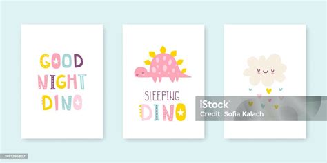 여자 아기를 위한 잠자는 공룡이 있는 귀여운 포스터 세트 꿈꾸는 공룡 구름과 글자가 있는 스칸디나비아 프린트 컬렉션 개체 그룹에 대한 스톡 벡터 아트 및 기타 이미지