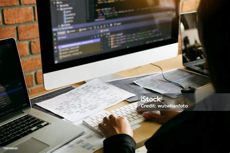 랩톱에서 작업하고 함께 분석하는 프로그래밍 및 코딩 기술을 개발하는 두 가지 파트너십 Html에 대한 스톡 사진 및 기타 이미지