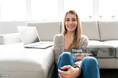 그녀의 프레 젠 테이 션에서 집에 일 하는 여성 학생의 초상화 가정 생활에 대한 스톡 사진 및 기타 이미지 가정 생활 인물 사진 컴퓨터 Istock