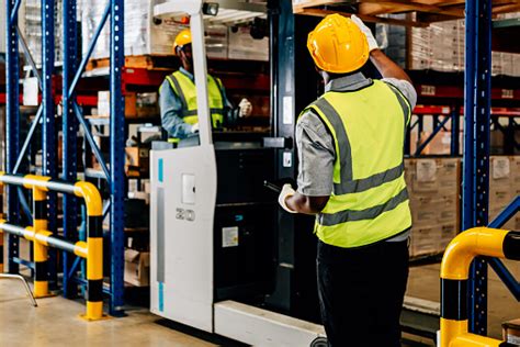 지게차 스태커 로더로 골판지 상자를 이동하는 전문 창고 작업자 검사 보기에 대한 스톡 사진 및 기타 이미지 검사 보기