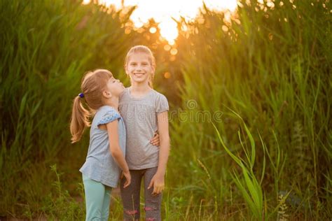 Irm S Bonitinhas Se Abra Ando E Beijando No Parque De Ver O Imagem De Stock Imagem De Retrato