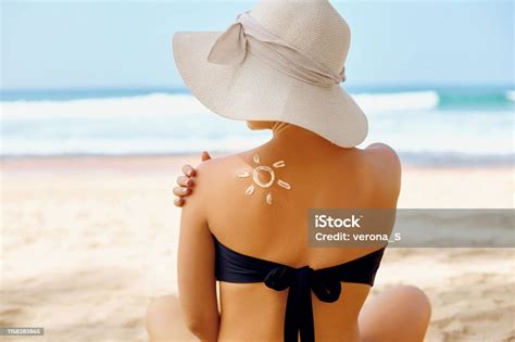 선크림 선탠 로션 아름다운 여성 태양의 형태로 어깨에 아름다운 에 적용 스킨 케어 자외선 차단 소녀는 모이스처라이저 선블록을