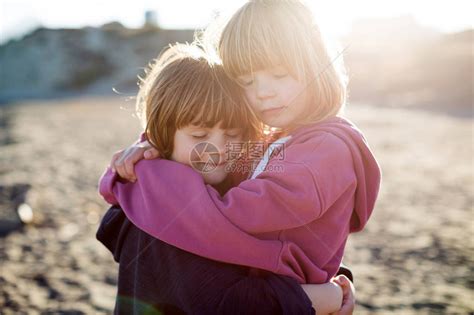 两个小女孩互相拥抱闭上双高清图片下载 正版图片505839443 摄图网 两个小女孩互相拥抱闭上双高清图片下载 正版图片505839443 摄图网