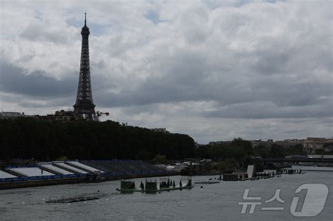 佛 올림픽 개막 막바지 작업 중 뉴스1