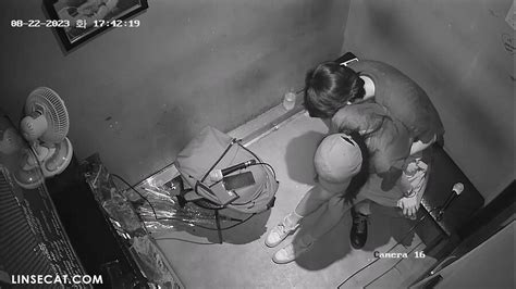 단독 영상 해킹된 한국 노래방 Ip카메라 모자 쓴 여자 오르가즘 5번 경험 내 남자친구가 두 손가락으로 그녀를 엿먹었는데