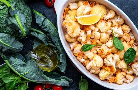 마늘과 레몬 드레싱에 구운 콜리플라워 올리브 오일 세라믹 베이킹 접시 회색 배경 평면도 건강한 식생활에 대한 스톡 사진 및 기타 이미지 Istock