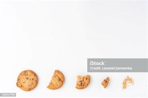 카피 스페이스와 흰색 배경에 고립 된 초콜릿 칩 쿠키의 시퀀스 맨 위 보기입니다 기치 쿠키에 대한 스톡 사진 및 기타 이미지 쿠키 탁자 한 입 먹음 Istock