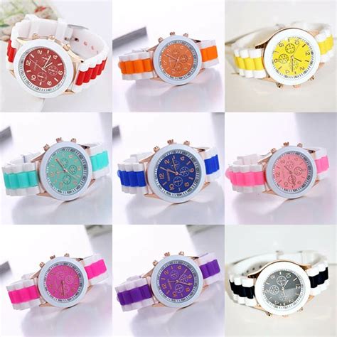랜덤색상 흰색 바탕 손목 시계 학생 패션 실리콘 선물 아날로그 고급 다이얼 인기 트랜드 커플 생일 기념 티몬