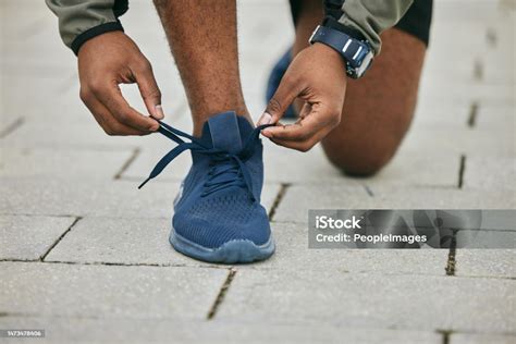 도시 손 흑인 남성은 신발을 묶고 달리기 운동 또는 운동을 준비합니다 웰빙 스포츠 피트니스 및 남성 러너는 운동화 레이스를 묶고 야외 거리에서 조깅 훈련을 준비합니다 20