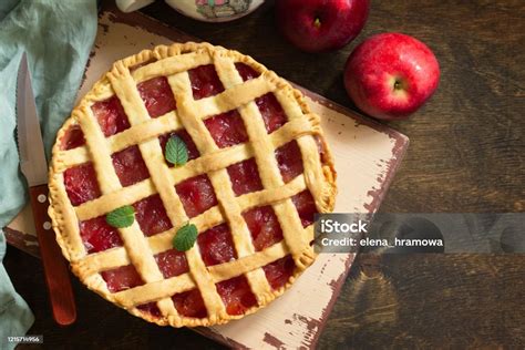 홈메이드 베이킹 소박한 나무 테이블에 달콤한 사과 파이 상단보기 평면 누워 배경입니다 공간을 복사합니다 0명에 대한 스톡 사진 및 기타 이미지 Istock