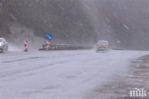 ПЪРВО В ПИК Сняг на парцали заваля в София СНИМКИ Информационна агенция ПИК