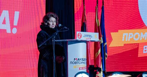 Претседателката ќе се придржува до официјалната примена на уставното име во јавни настапи има