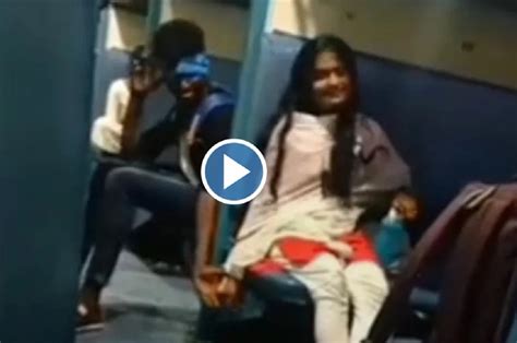 Viral Video ट्रेन में प्यार का इकरार करते पकड़े गए लड़का और लड़की लोग