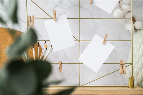 카드와 포스터는 그리드 보드에 업을 조롱 공간을 복사합니다 디자이너 힙스터 화가 사무실 테이블 장식 홈 오피스 데스크탑 프리랜서 블로거 직장 브러쉬 와 팔레트 0명에 대한